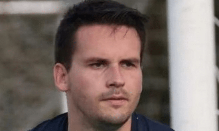 Malore in campo, esulta con i compagni e poi si accascia: portiere di ...