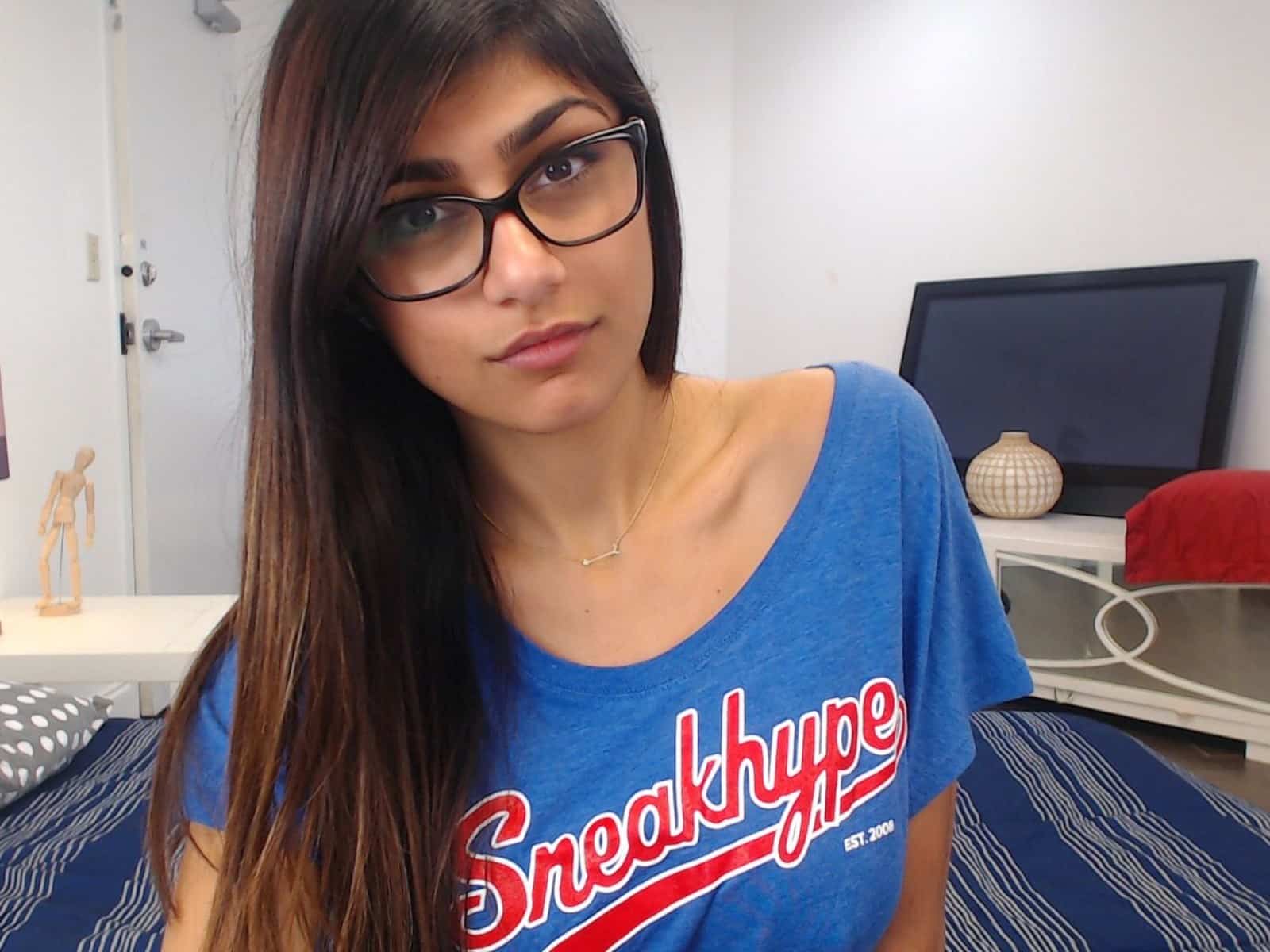 Mia Khalifa Insultata Dalla Ragazza Di Un Fan Ex Pornostar In Lacrime