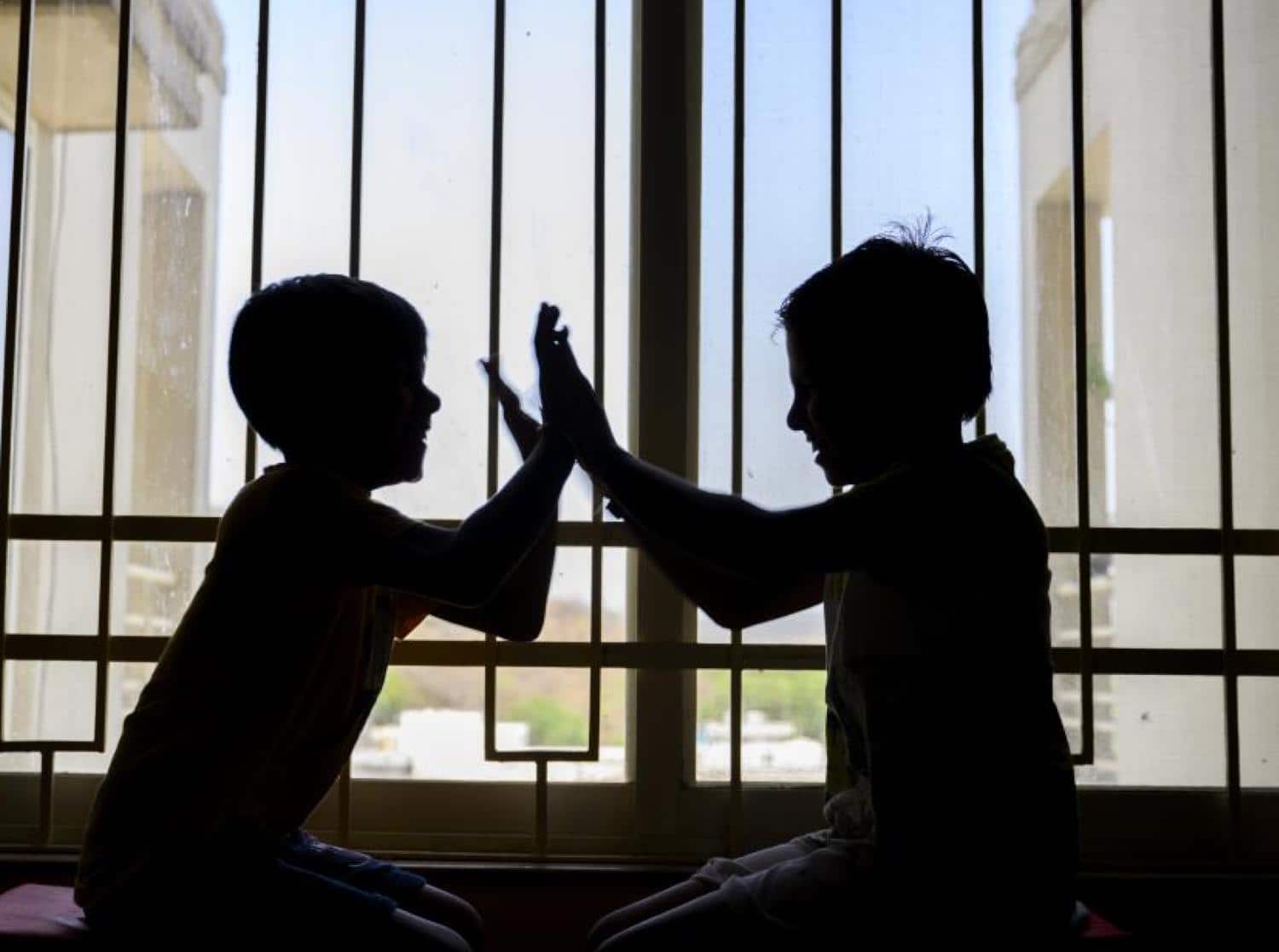 Spara al fratello minore girando un video TikTok e poi si suicida